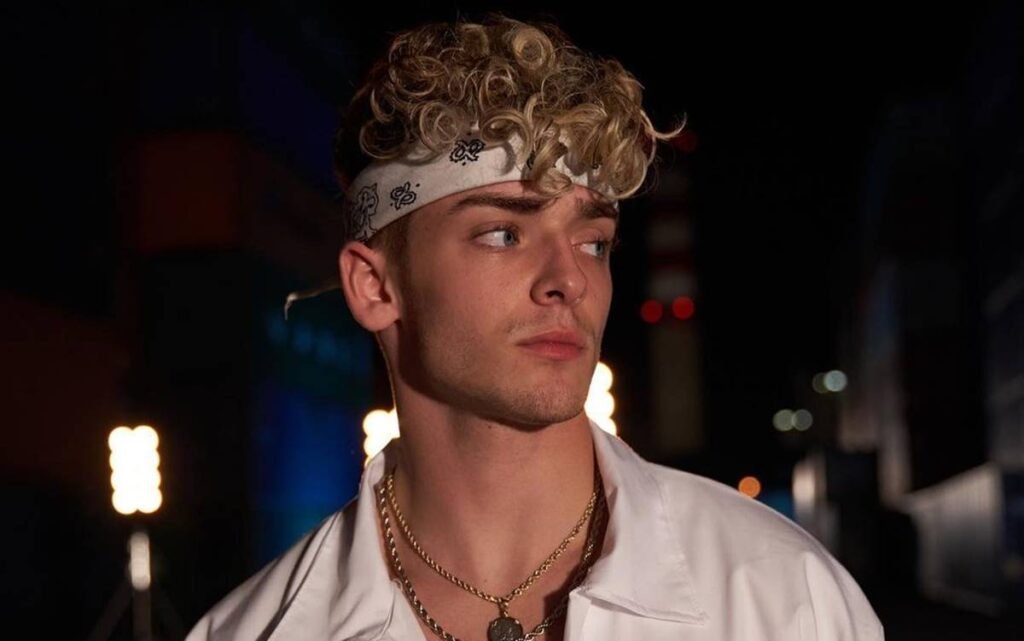 Josh Beauchamp, do Now United, ousa ao mostrar músculos em vídeo; assista